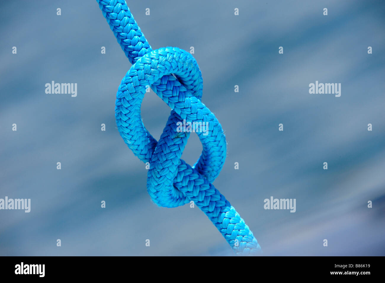 "Figure of 8" blue knot in rope Stock Photo - Alamy