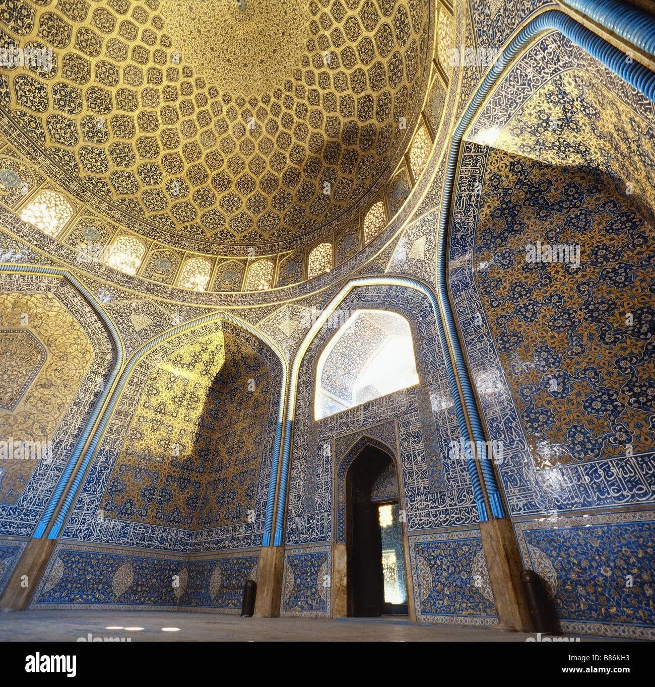 Sheikh lotfollah mosque iran ceiling hi-res stock photography and ...