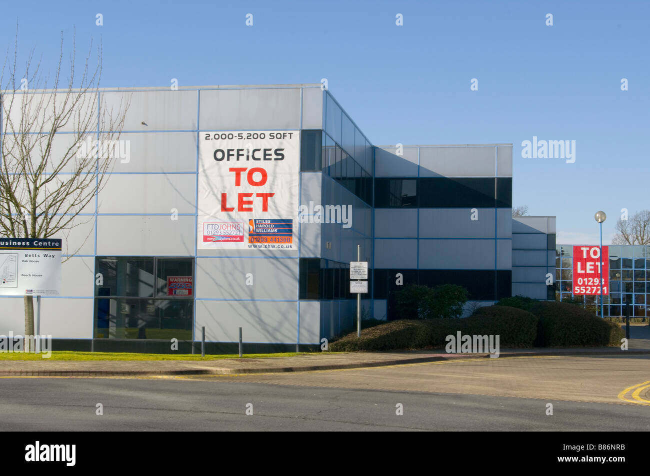 Empty Offices To Let Vacant Office Building uk Stock Photo - Alamy