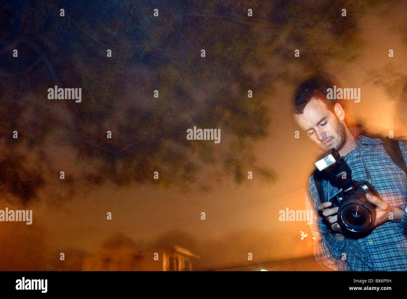 A photographer holds his camera Stock Photo - Alamy