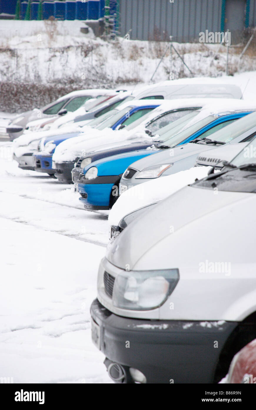 Parked cars snowed in hi-res stock photography and images - Alamy