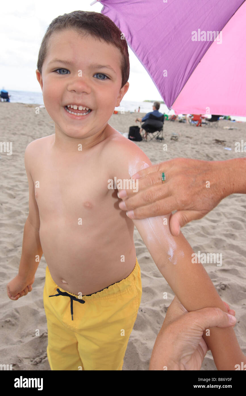 Children and sunscreen hi-res stock photography and images - Alamy