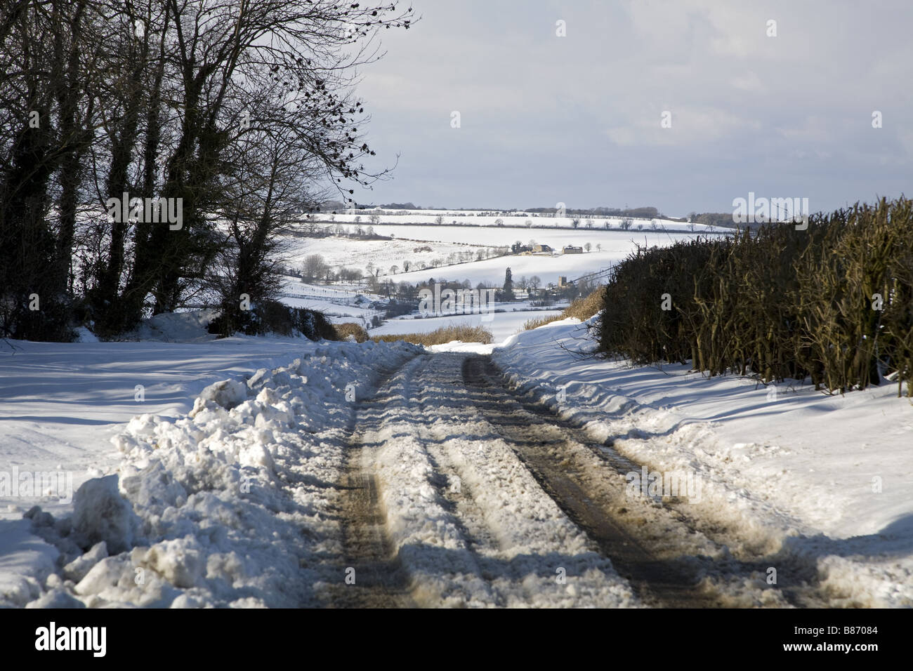 Pathway through the fields hi-res stock photography and images - Alamy