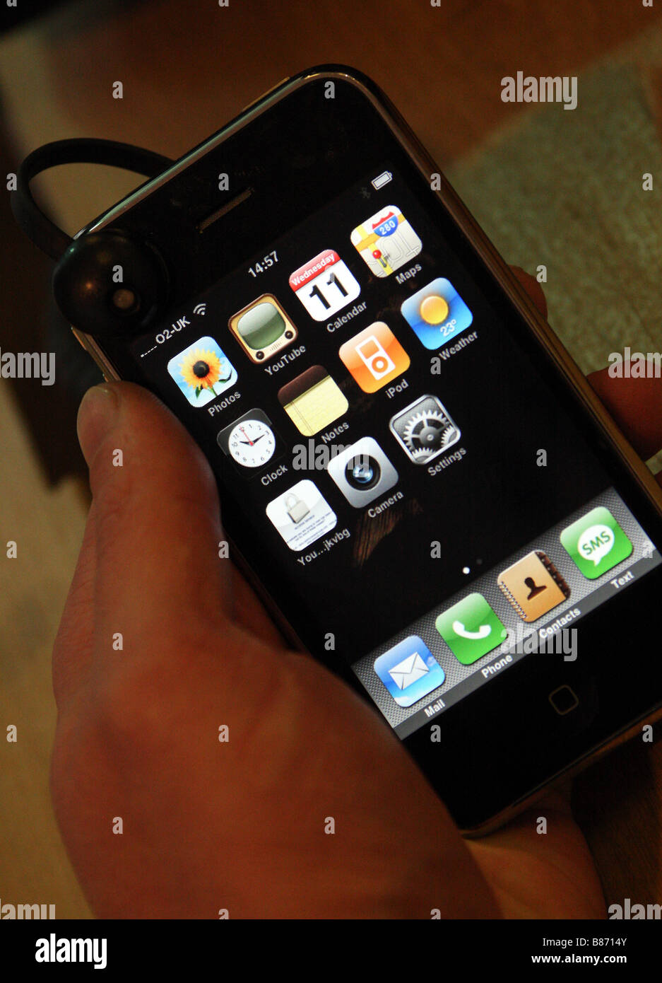 apple iphone being used on the street Stock Photo - Alamy