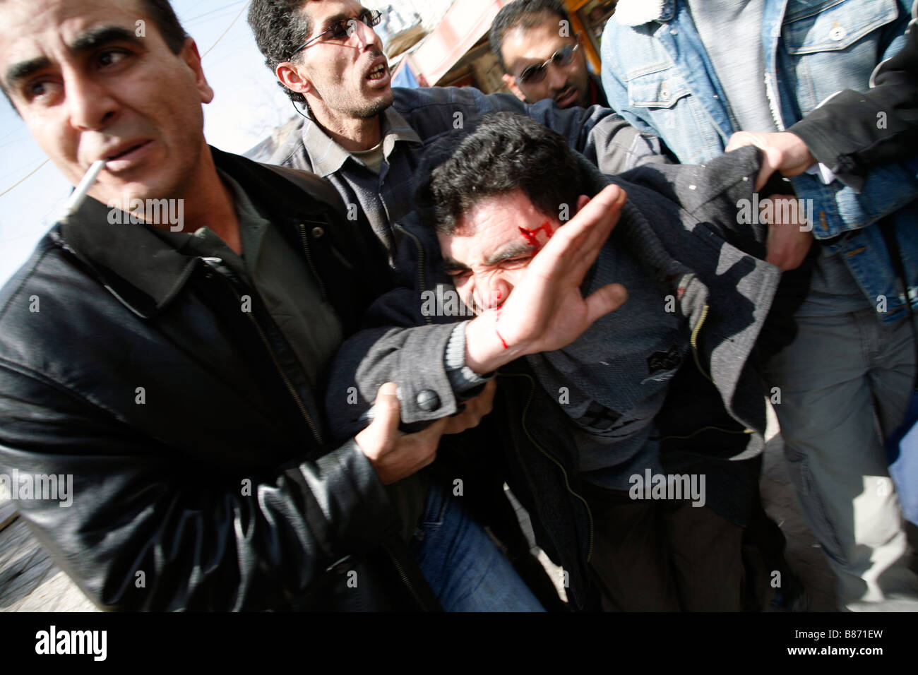 Israel and palestinian conflict wounded hi-res stock photography and ...