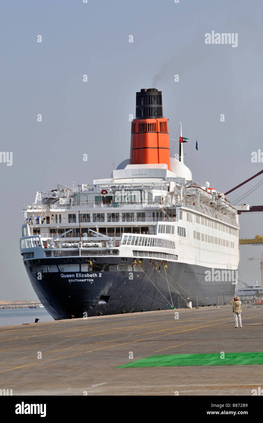 Qe2 cruise liner ship in High Resolution Stock Photography and Images ...