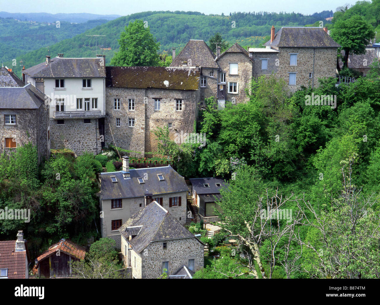 Limousin : les cascades de Gimel : vue du chemin rural de Gimel au ...