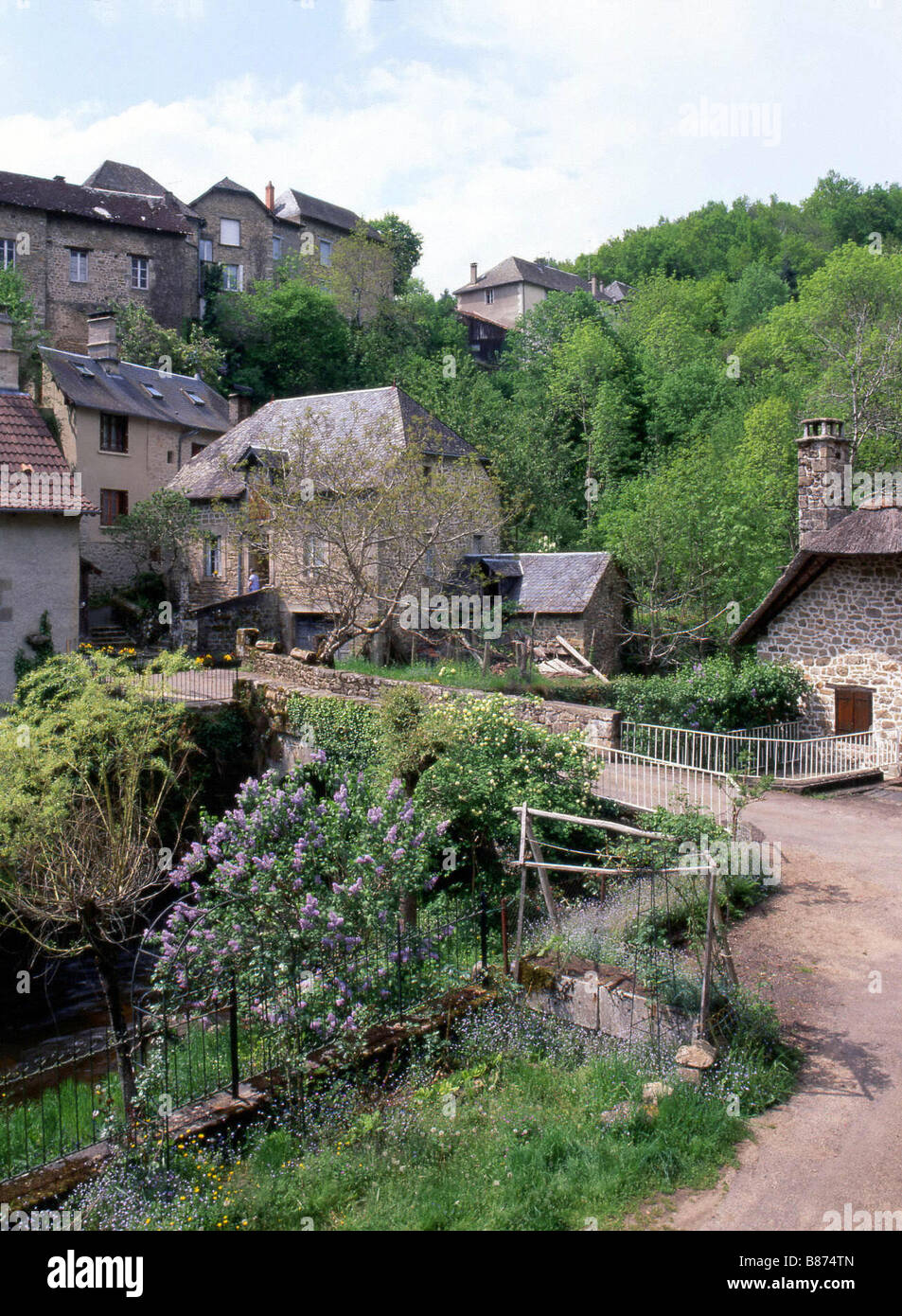 Limousin : les cascades de Gimel : vue du chemin rural de Gimel au ...