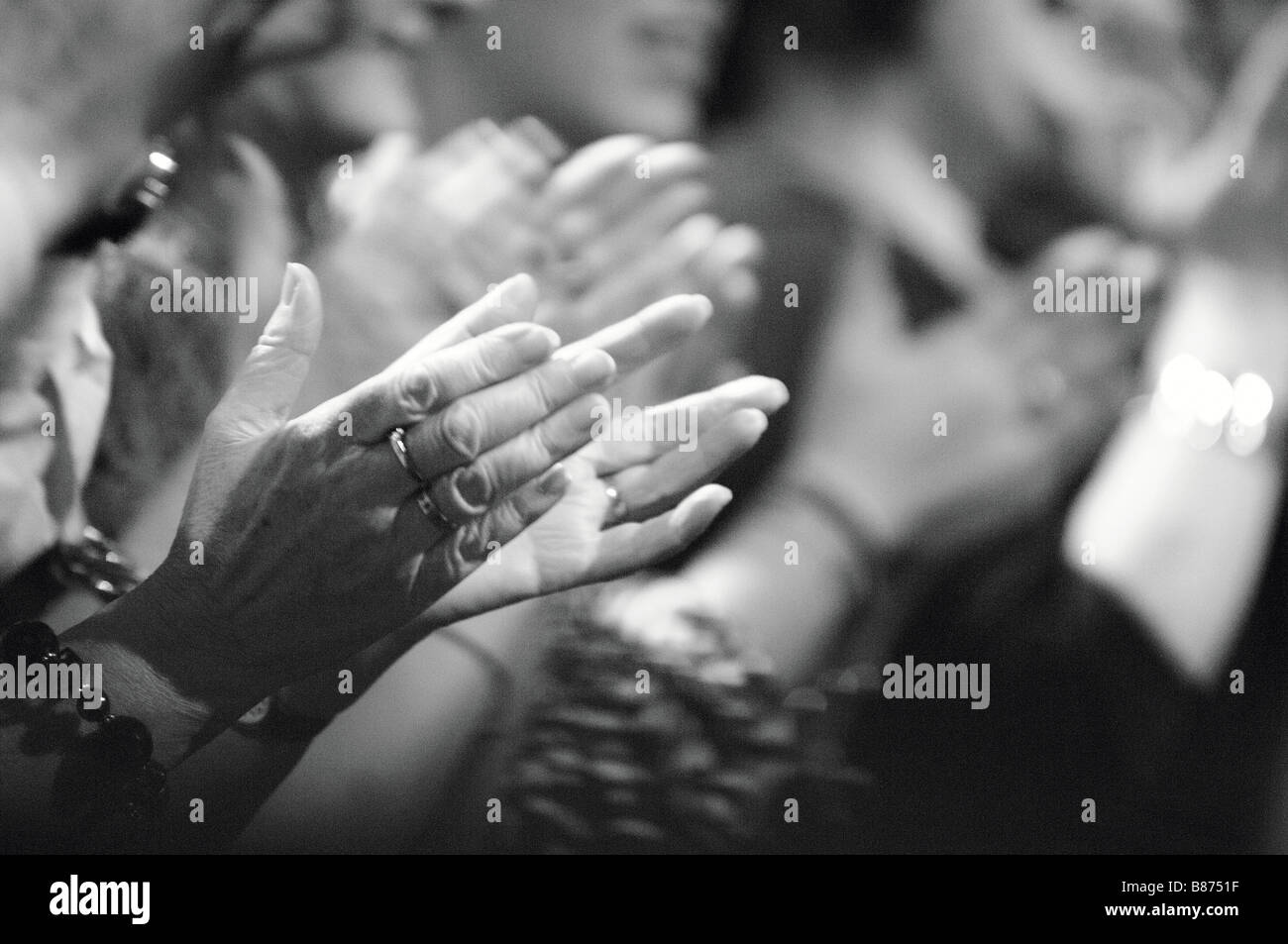 Crowd clap hi-res stock photography and images - Alamy