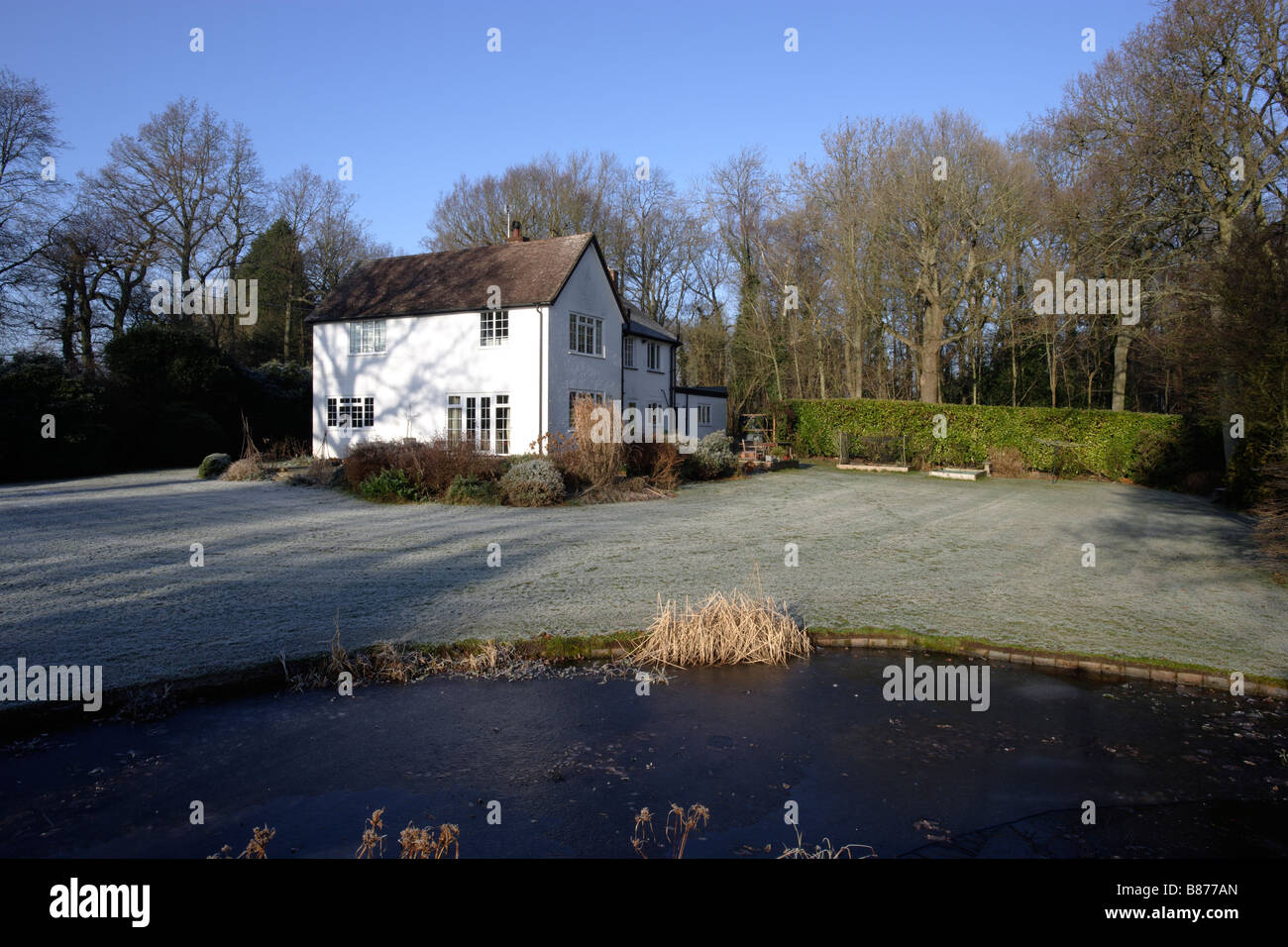 English cottage winter hi-res stock photography and images - Alamy