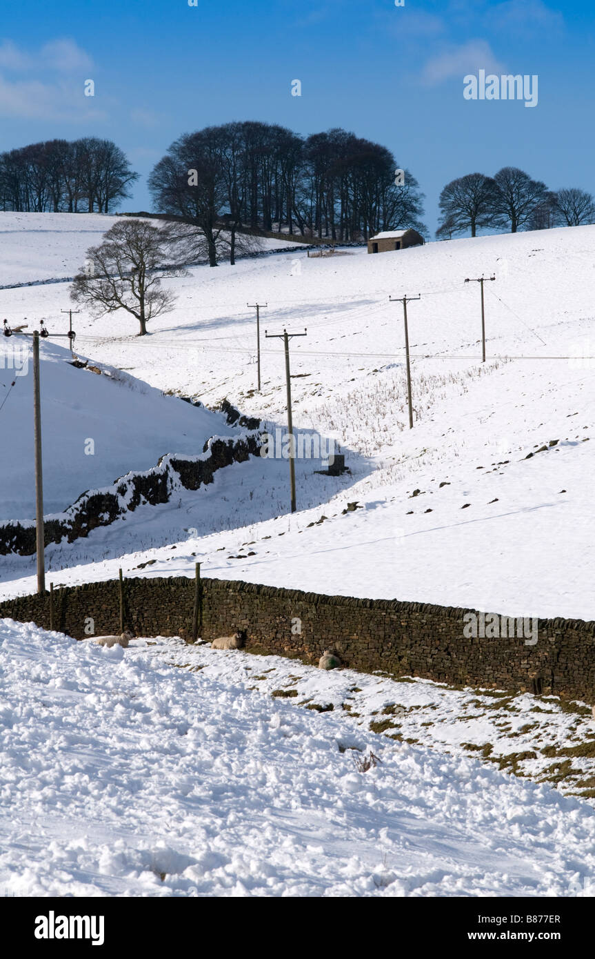 Snow scene in the Derbyshire countryside after heavy snow in Great ...