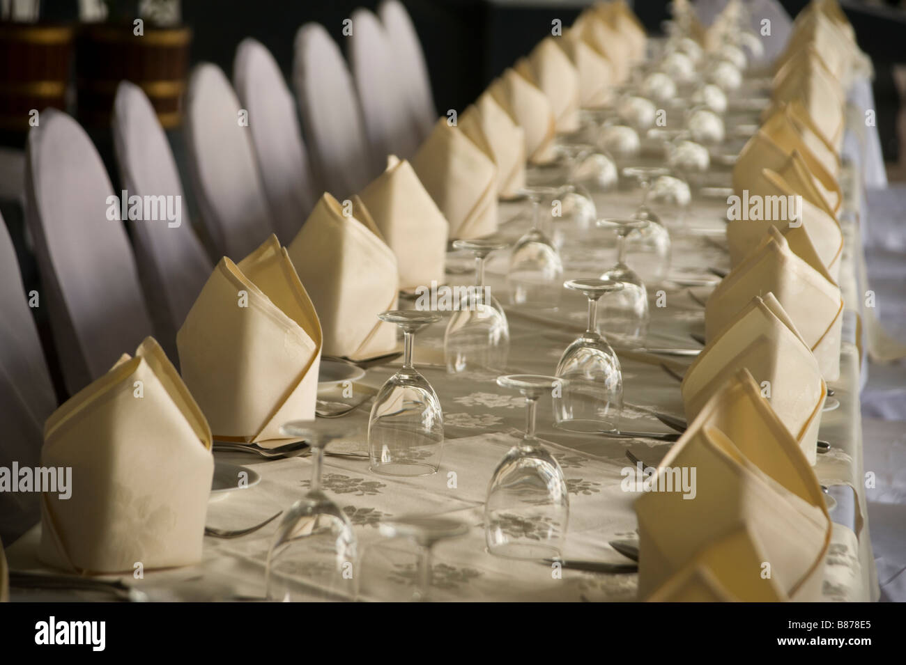 Reserved dinner setting in hotel Stock Photo - Alamy