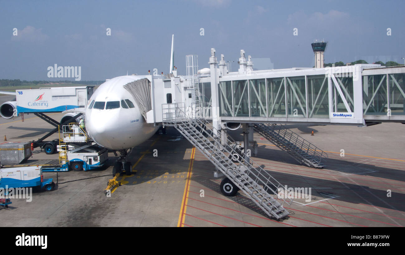 Jet loading hi-res stock photography and images - Alamy