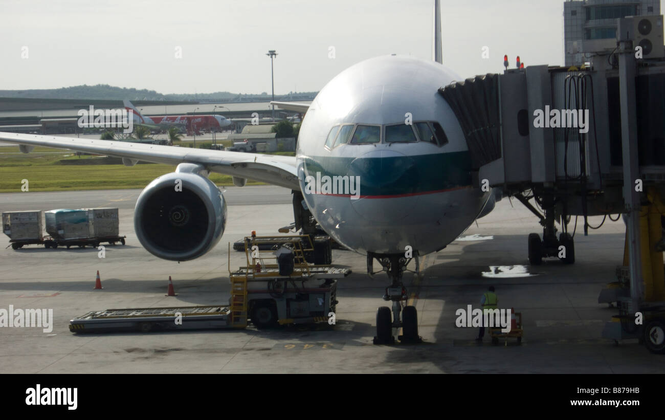 Jet loading hi-res stock photography and images - Alamy