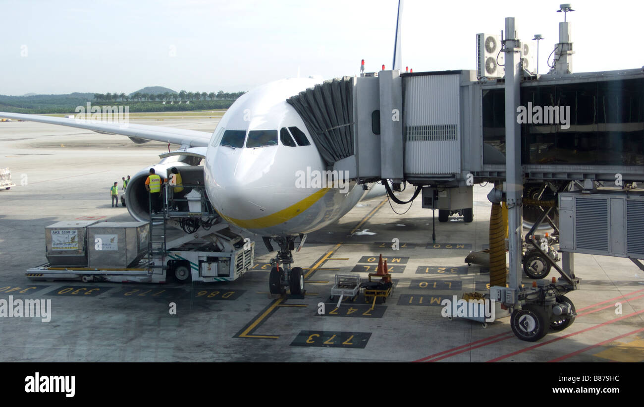 Jet loading hi-res stock photography and images - Alamy