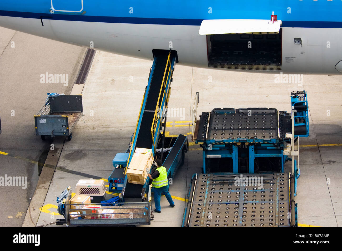 Cargo plane loading hi-res stock photography and images - Alamy