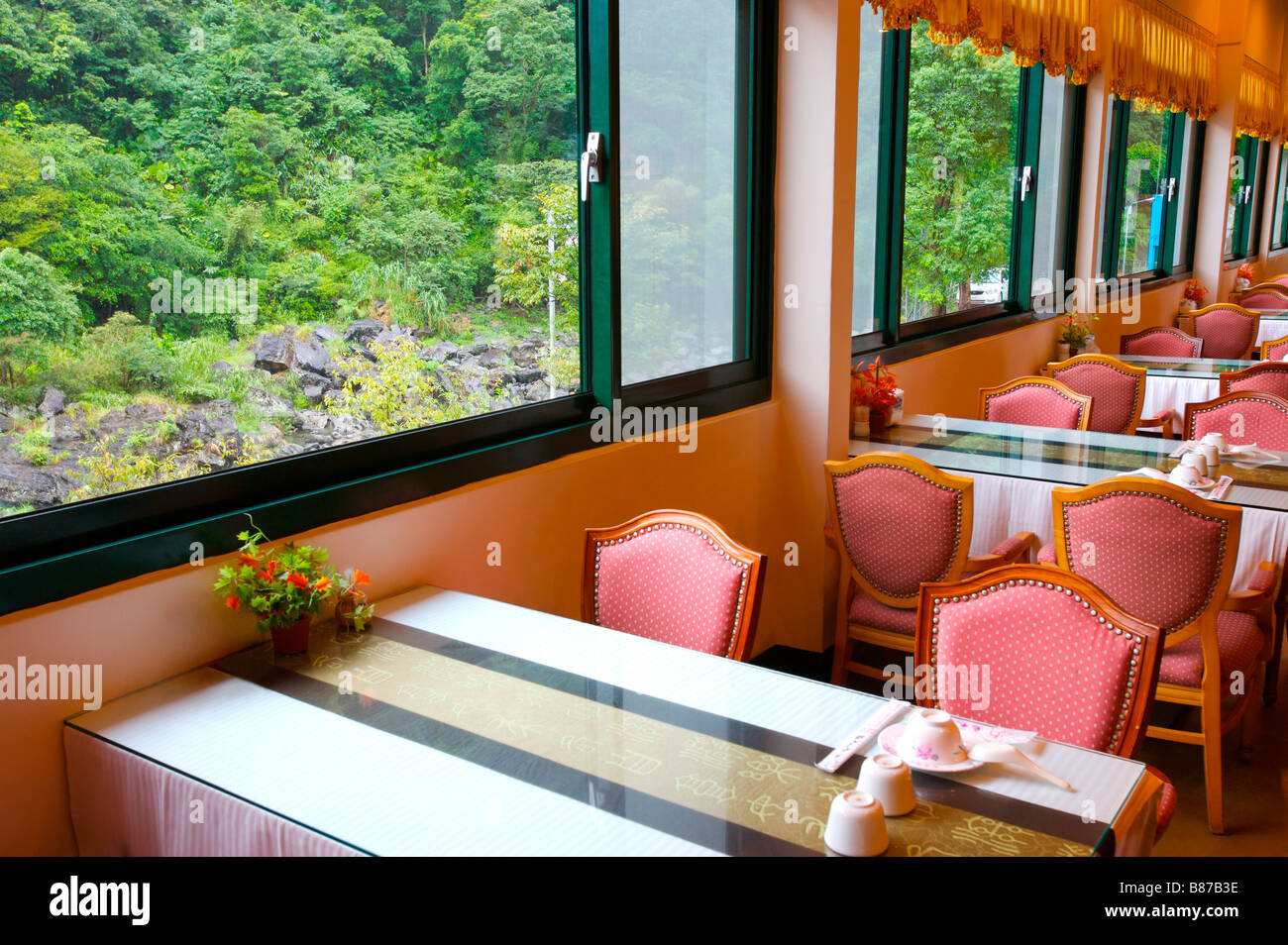 Empty dinning room Stock Photo - Alamy