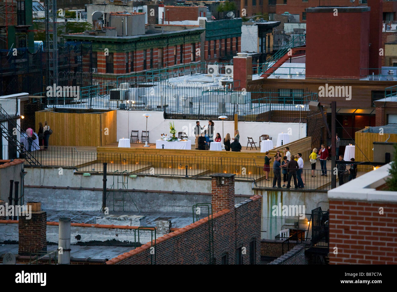 Rooftop new york patio hi-res stock photography and images - Alamy