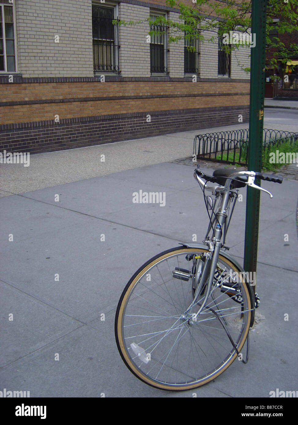 Bike attached to a pillar in manhattan hi-res stock photography and ...