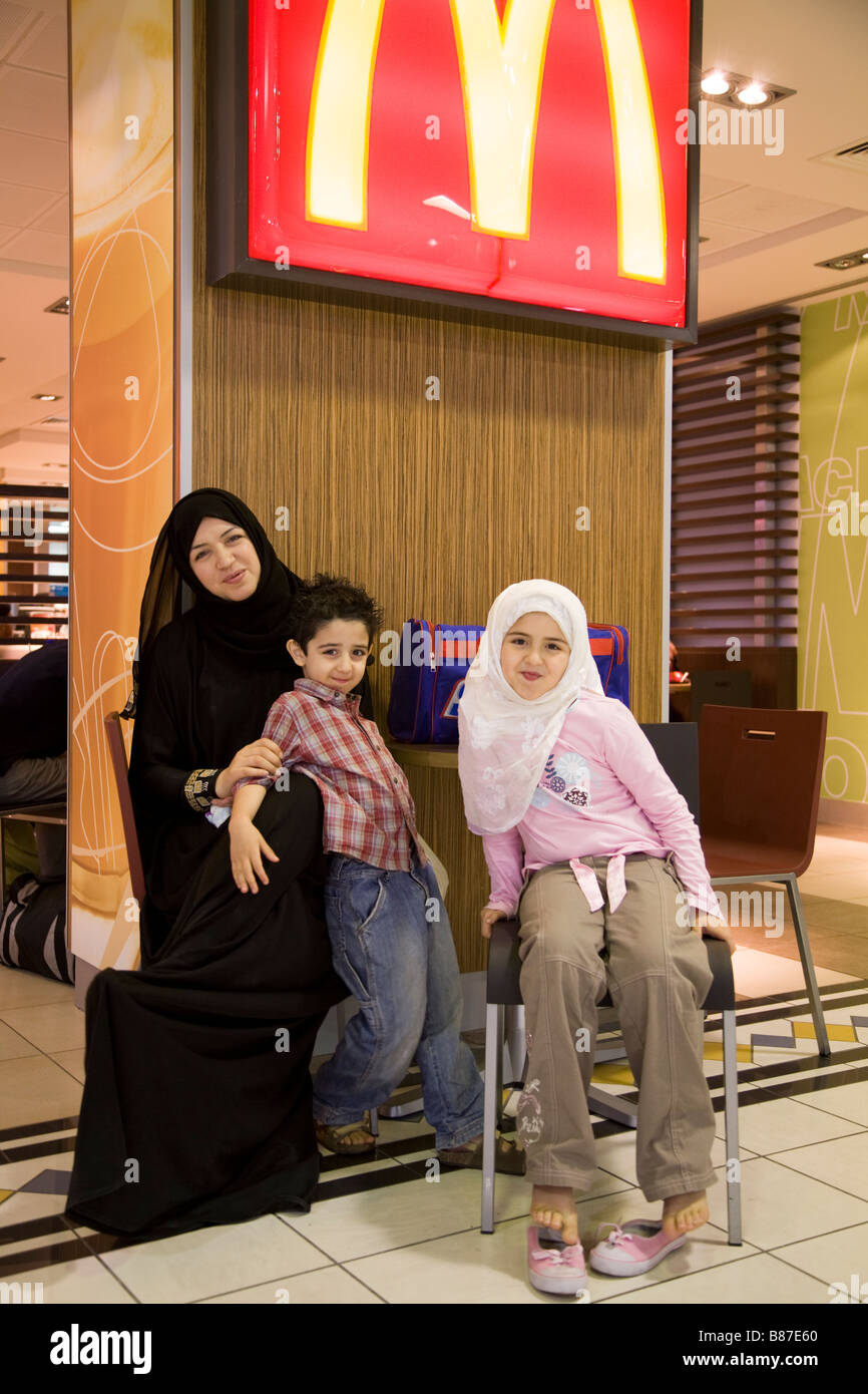 Bahrain family meal hi-res stock photography and images - Alamy