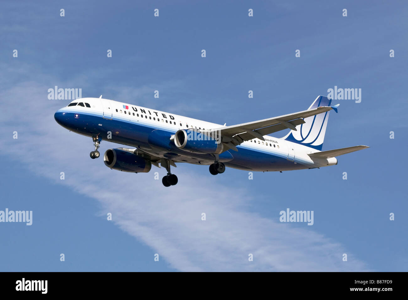 An Airbus A320 of United Airlines on finals Stock Photo - Alamy