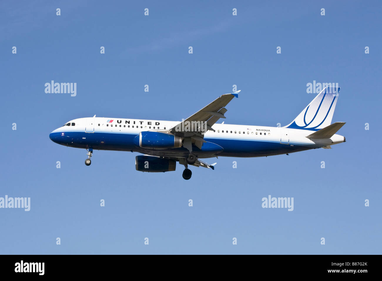 An Airbus A320 of United Airlines on finals Stock Photo - Alamy