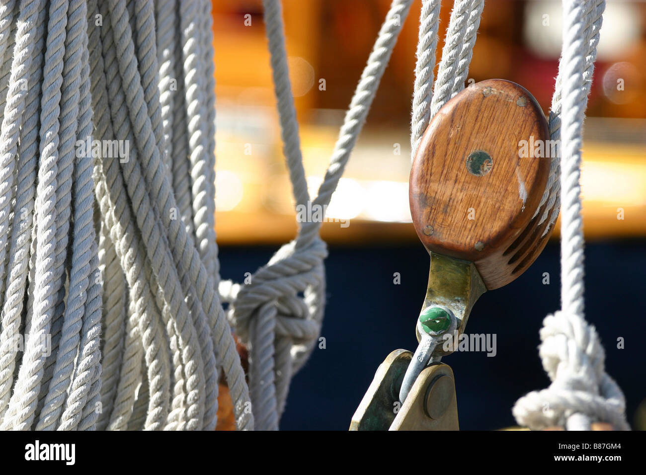 Rope and pulley of a classic boat Stock Photo - Alamy