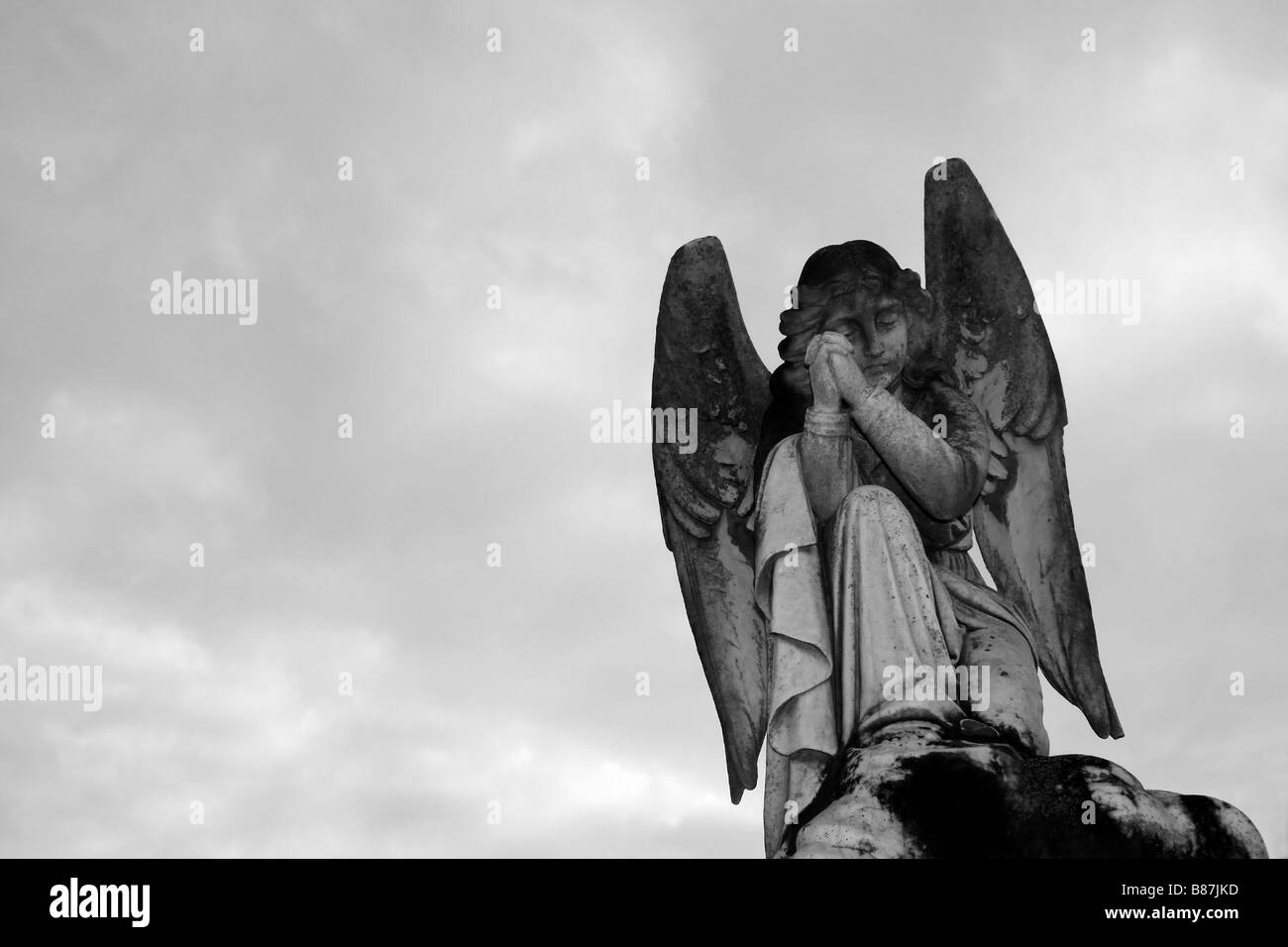 statue of a child angel praying Stock Photo - Alamy