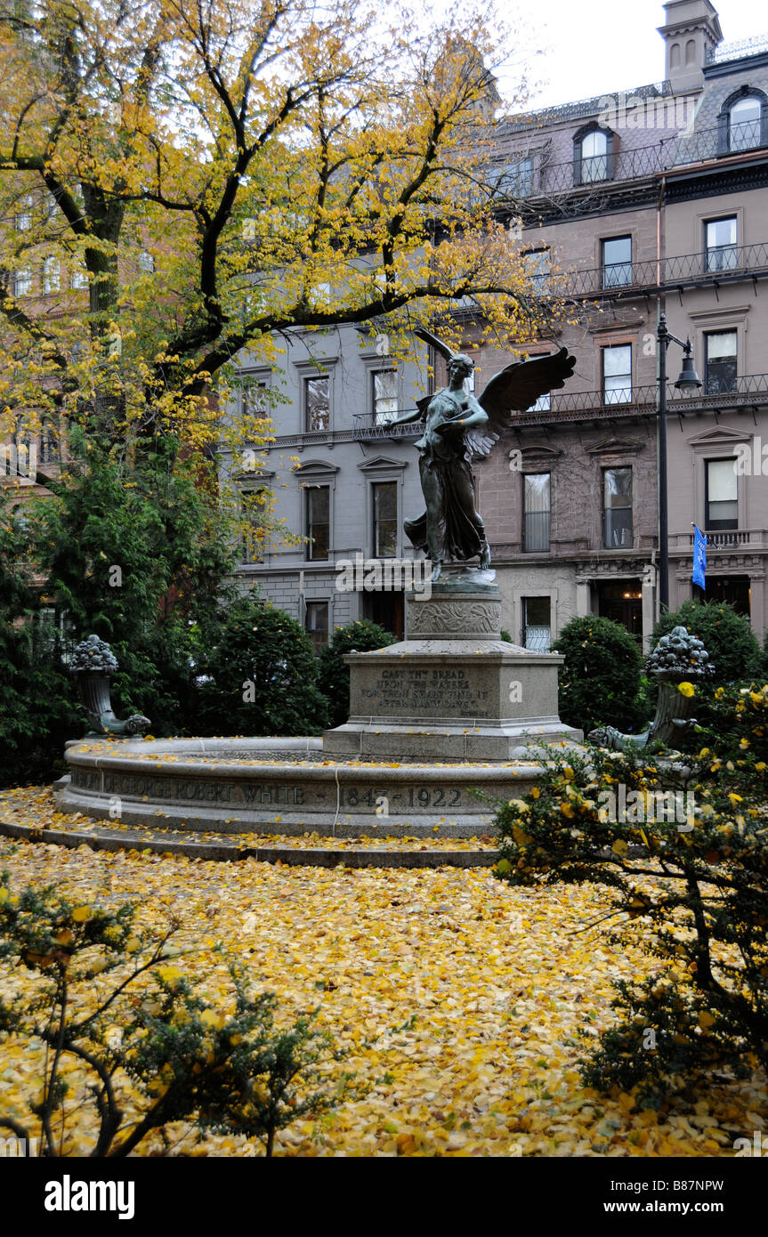 Statue in park hi-res stock photography and images - Alamy