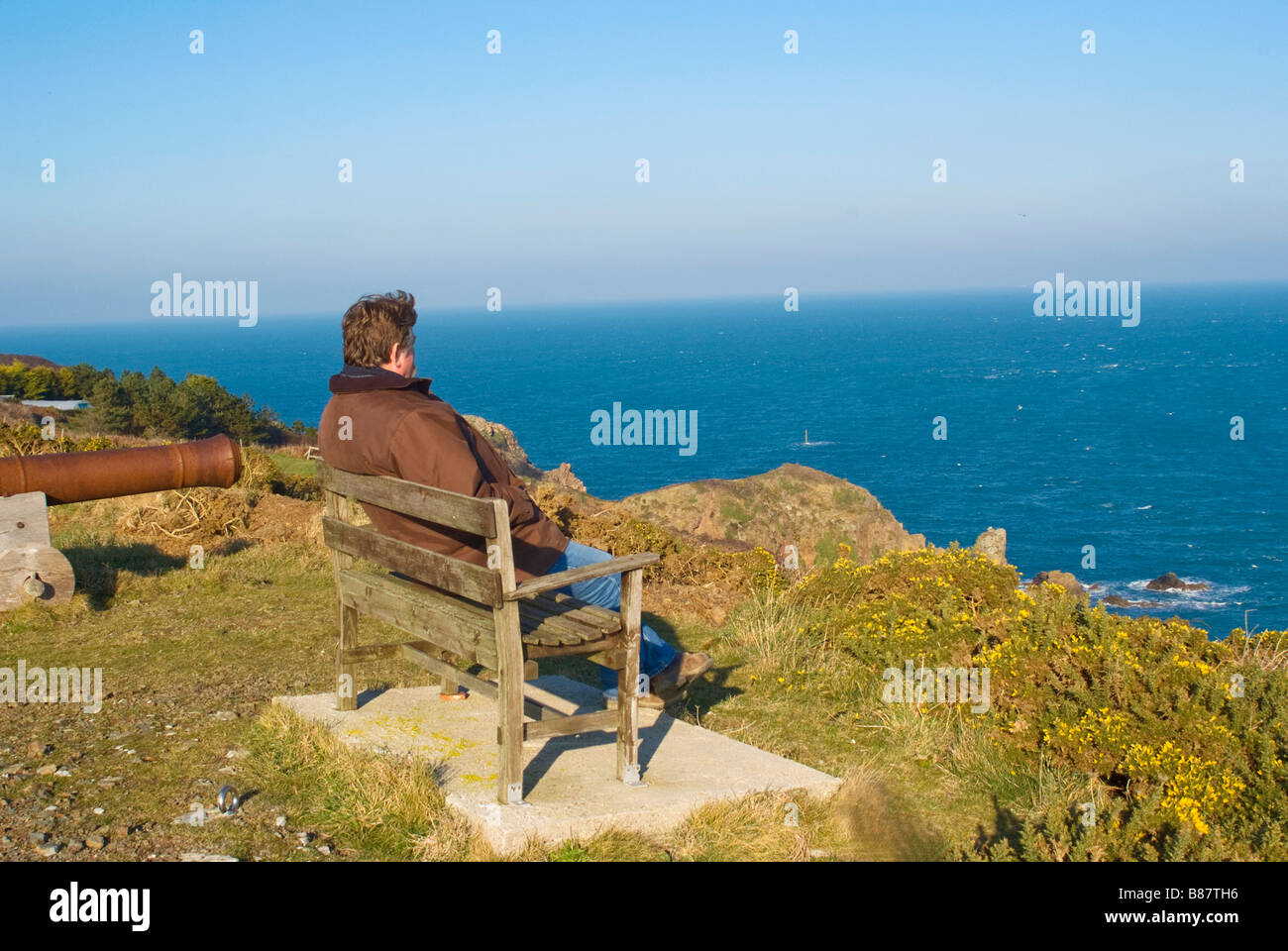 Bench on a cliff hi-res stock photography and images - Alamy
