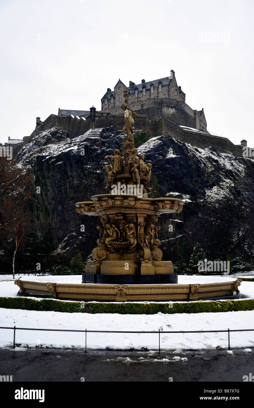 Fountain with Edinburgh Castle in the background Stock Photo - Alamy