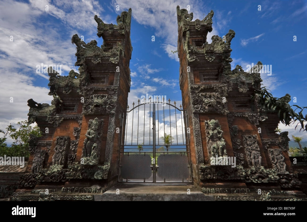 Balinese temple gate hi-res stock photography and images - Alamy