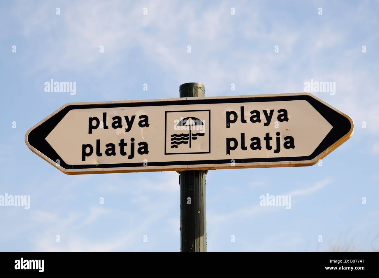 Direction signs to the beach (in spanish and valencian languages). El ...