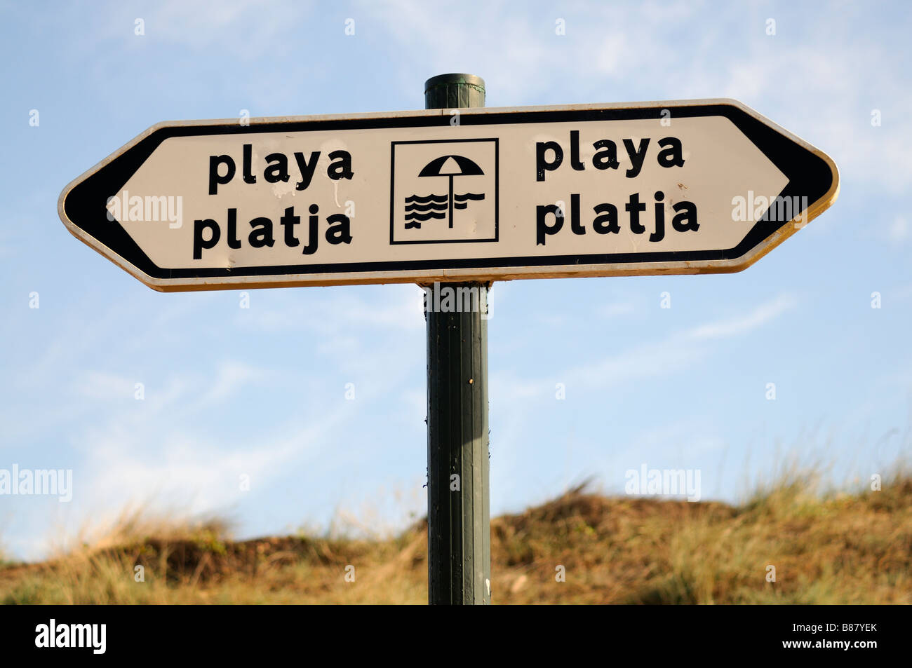 Direction signs to the beach (in spanish and valencian languages). El ...