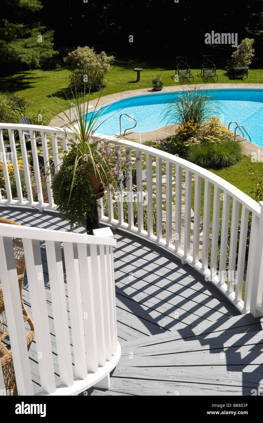 Wood deck swimming pools hi-res stock photography and images - Alamy