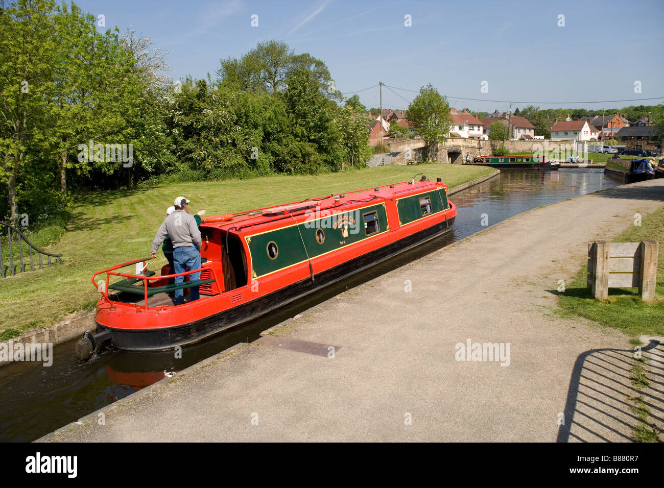 Narrow boat crossing the Pontcysyllte viaduct to the Trevor basin on ...