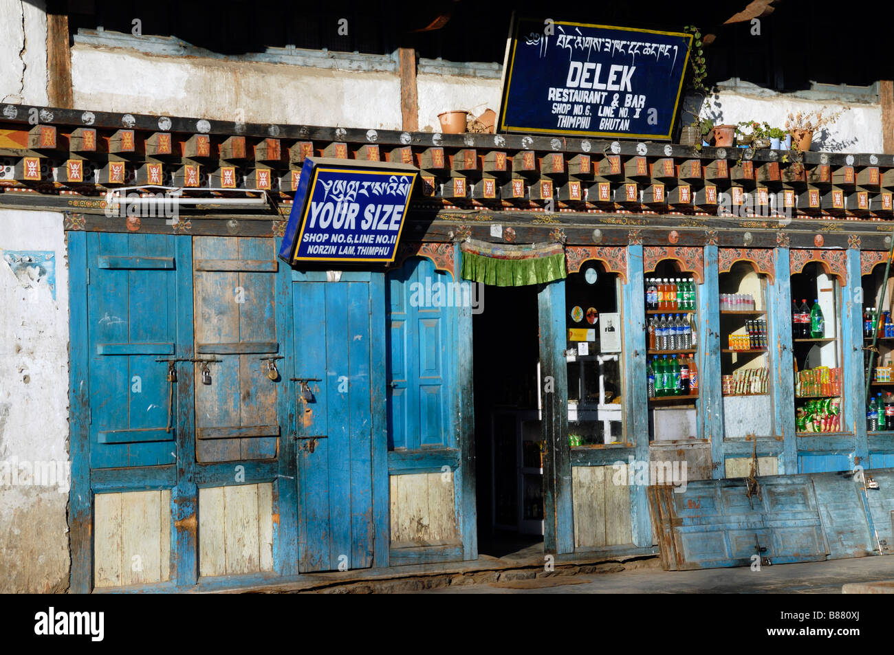 Blue painted shop fronts hi-res stock photography and images - Alamy