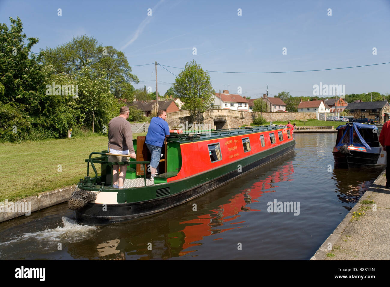 Narrow boat crossing the Pontcysyllte viaduct to the Trevor basin on ...