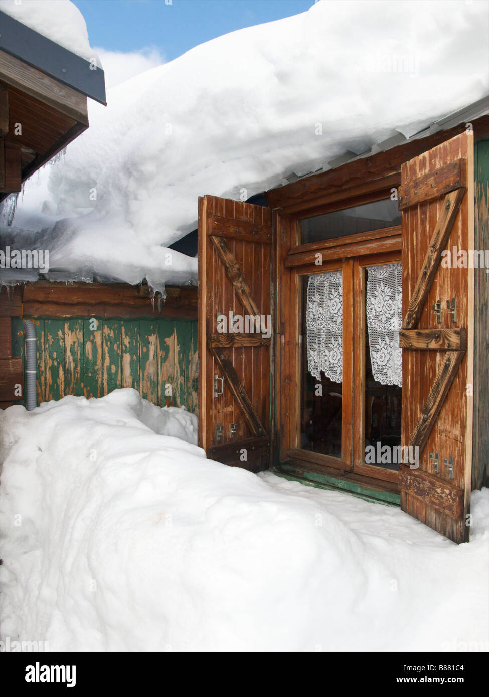 Chalet window hi-res stock photography and images - Alamy