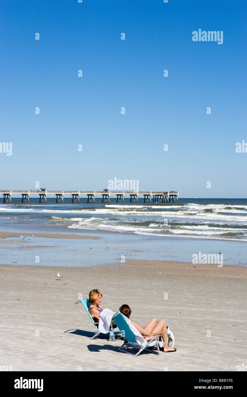 Women sunbathing at the beach hi-res stock photography and images - Alamy