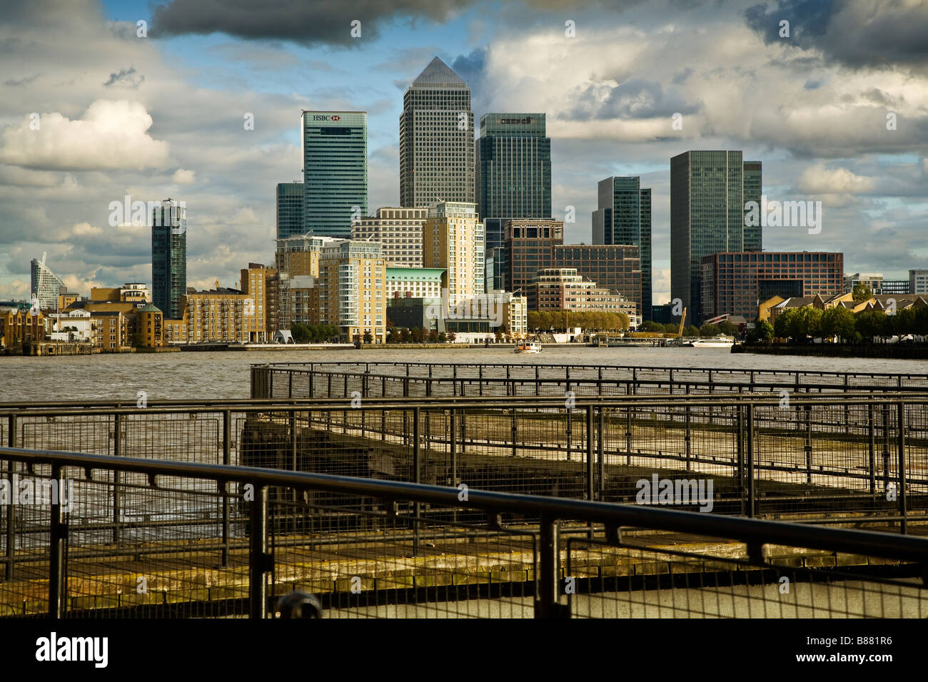 London financial district skyline hi-res stock photography and images ...