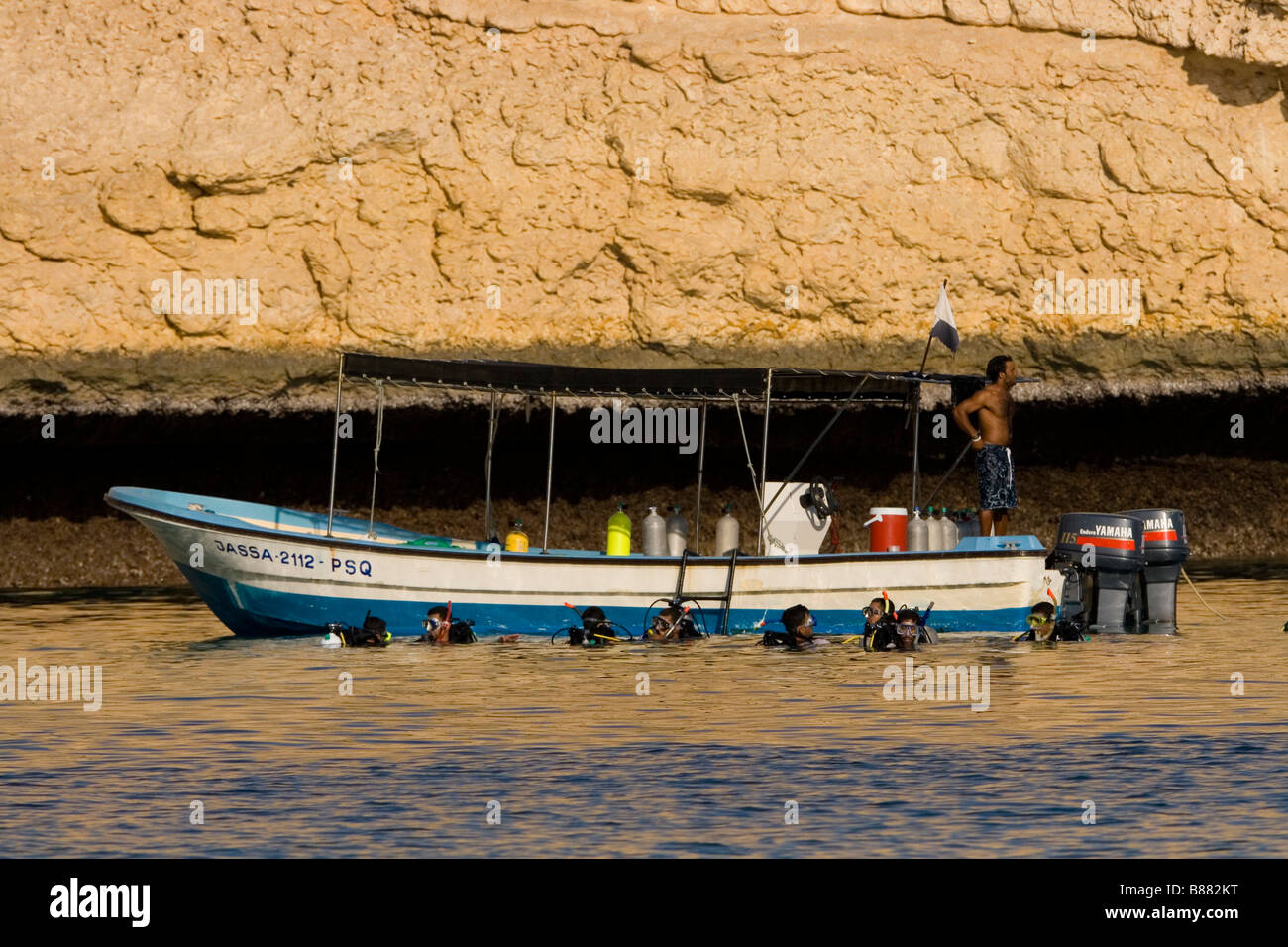 Scuba diving in the arabian gulf hi-res stock photography and images ...
