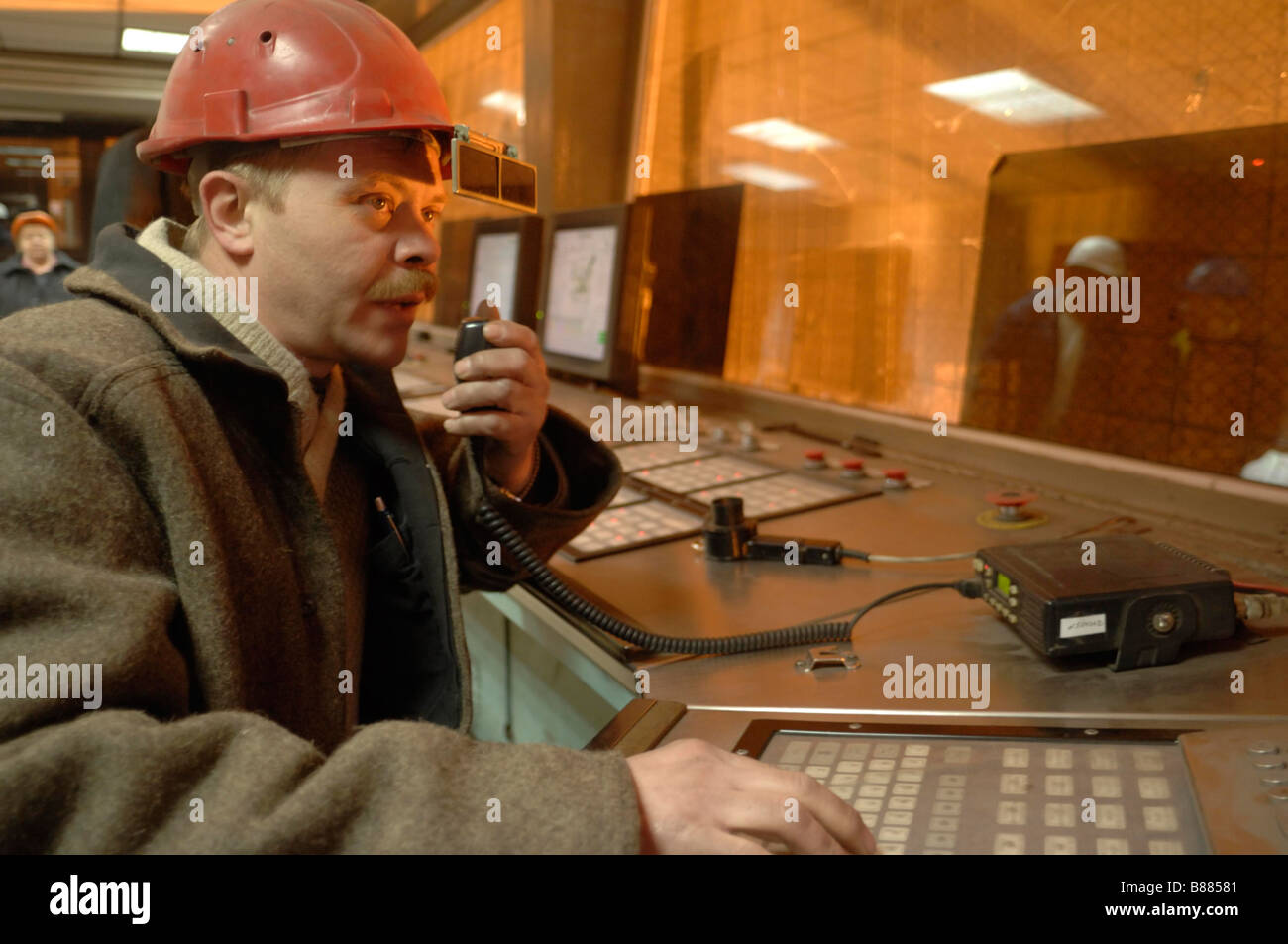 Workers molten steel in plant hi-res stock photography and images - Alamy