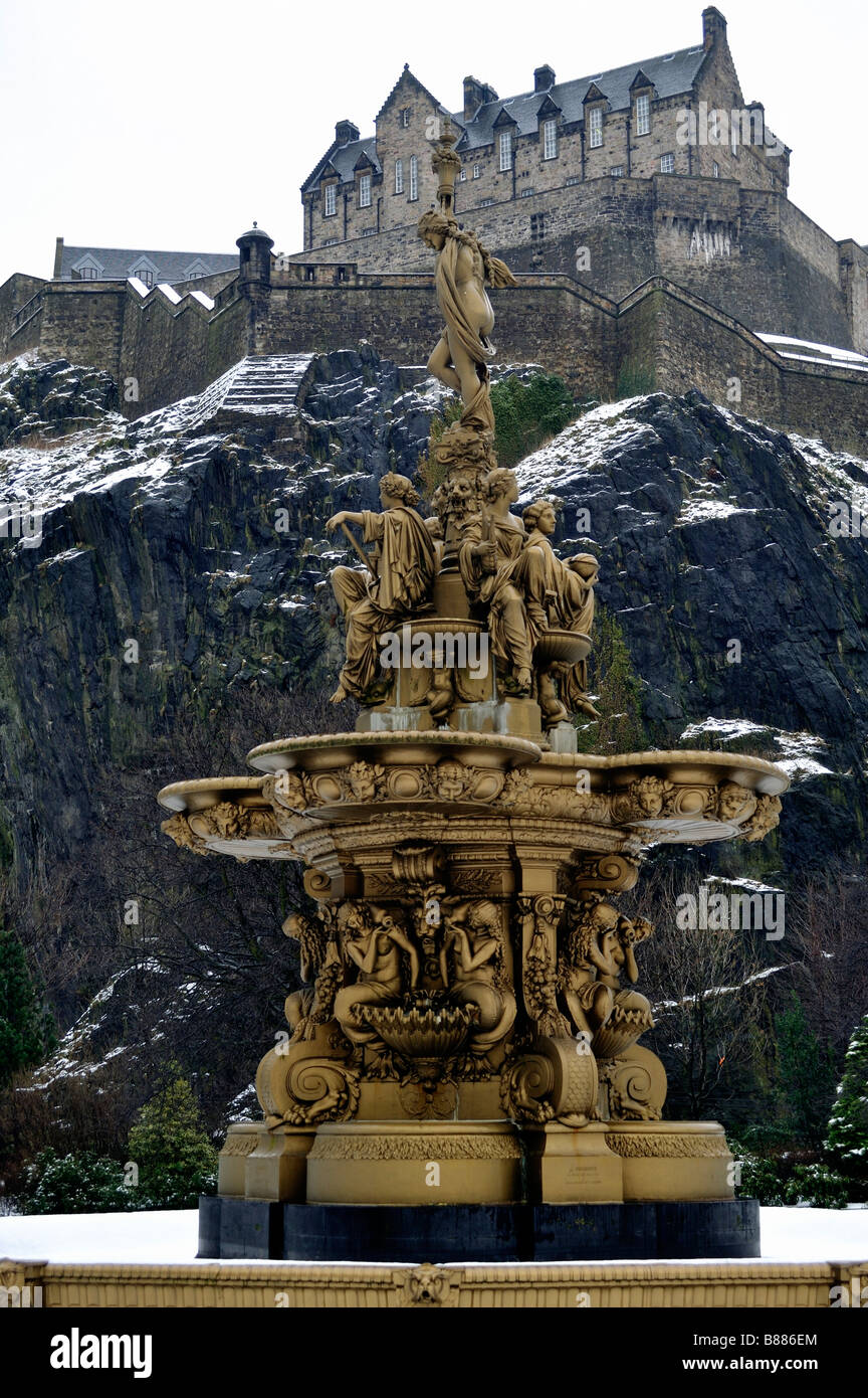 Fountain with Edinburgh Castle in the background Stock Photo - Alamy