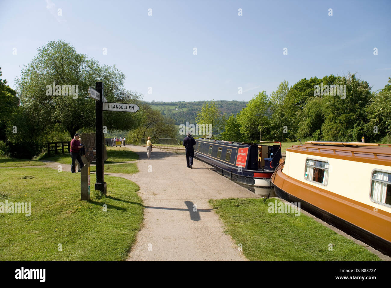 Narrow boat crossing the Pontcysyllte viaduct to the Trevor basin on ...