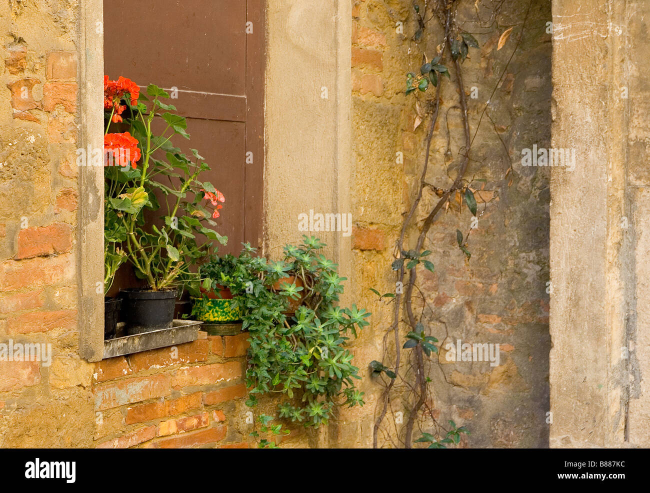 Windows red italian house hi-res stock photography and images - Alamy