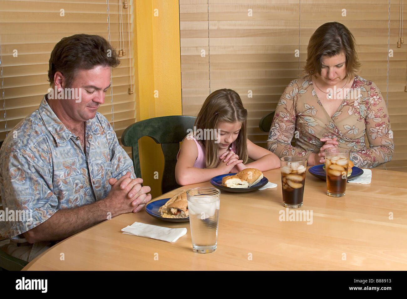 Christian family saying grace hi-res stock photography and images - Alamy