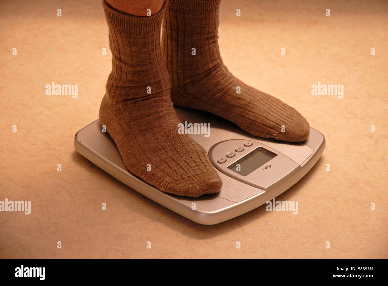 Man's feet scale hi-res stock photography and images - Alamy