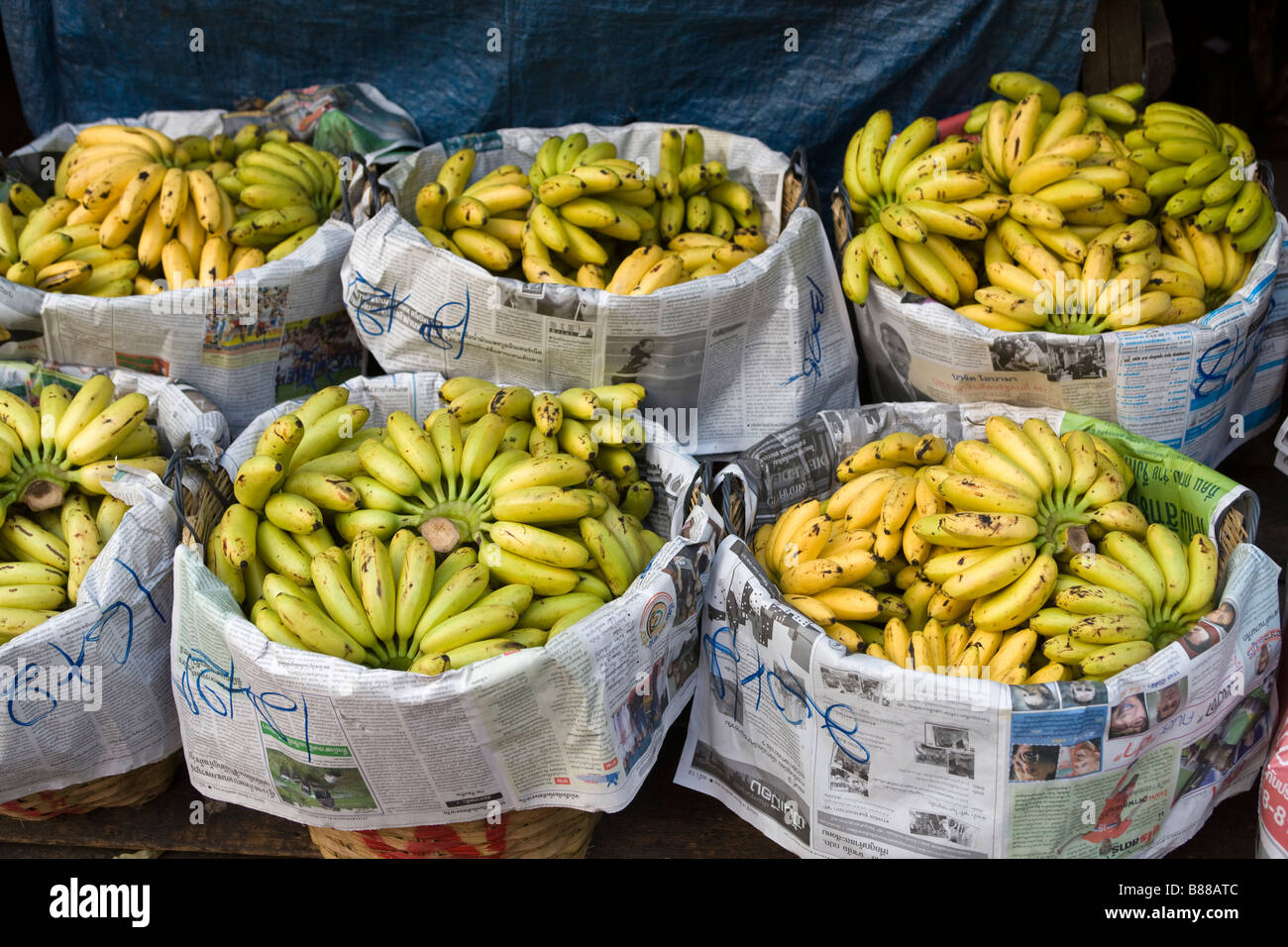 Bananas market hi-res stock photography and images - Alamy