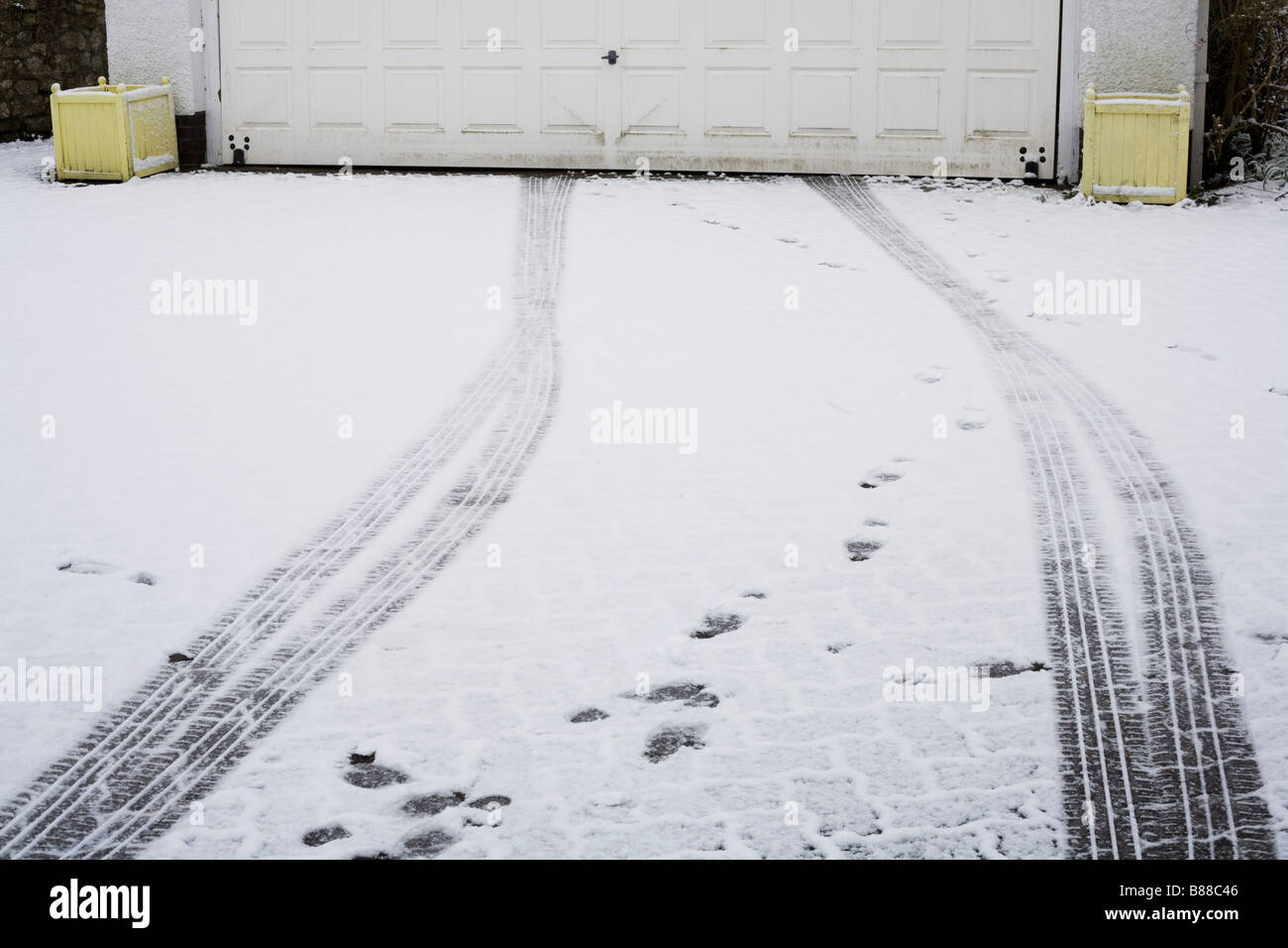 Car leaving driveway hi-res stock photography and images - Alamy